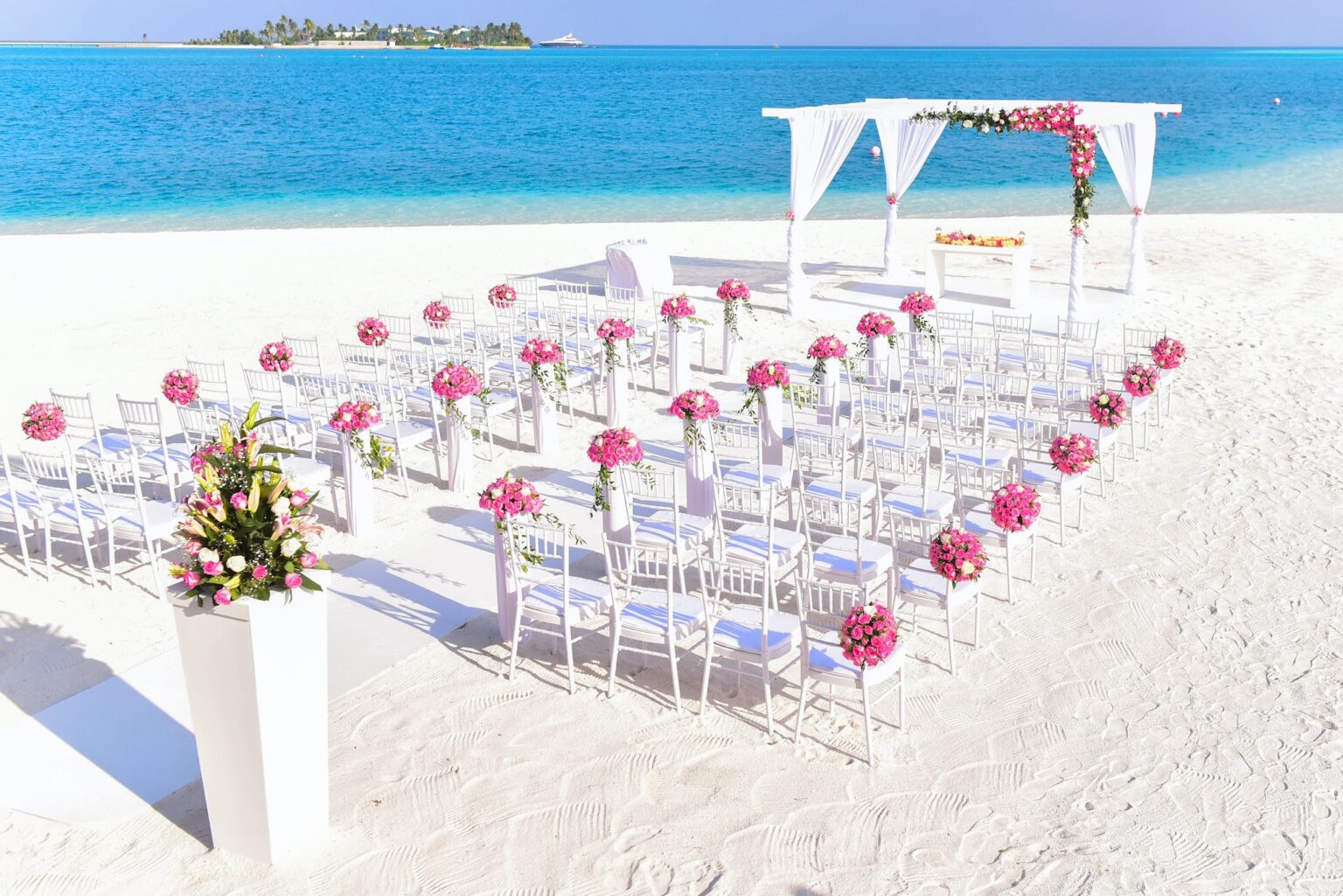 How to Plan a Destination Wedding (Step by Step Guide!)